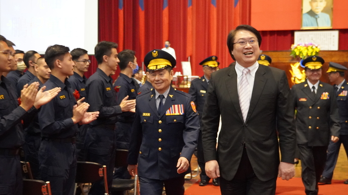 本校於112年4月12日辦理110年特考班結業典禮，典禮由部長親臨主持。